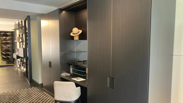 Poliform SENZAFINE PLUS dressing room with revolving doors – Sarto Group